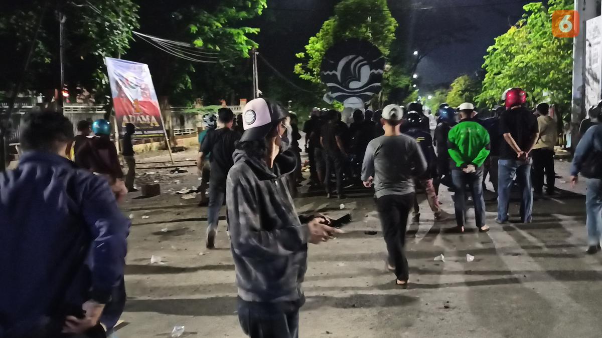 Demo Penolakan UU Cipta Kerja Hingga Tengah Malam di Makassar ...