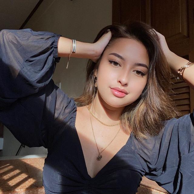 Kerap Tampil Seksi, Ini 7 Gaya Jennifer Coppen dengan Busana Kasual ...