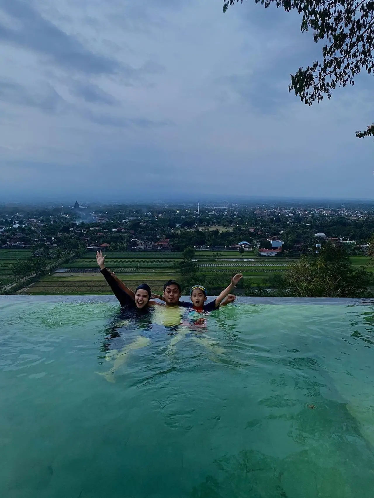 7 Potret Liburan Keluarga Ferry Ardiansyah di Jogja, Kunjungi Wisata ...