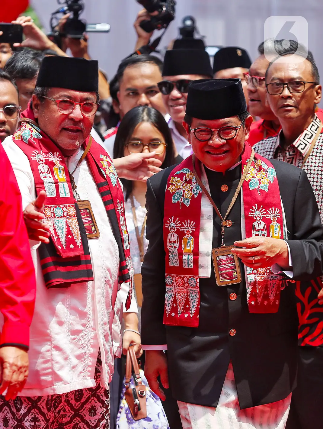 Kenakan Pakaian Khas Betawi, Pramono Anung dan Rano Karno Resmi Daftar ...