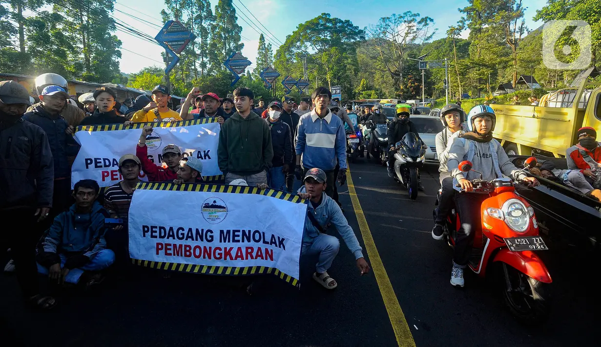 Bakar Ban-Saling Dorong Warnai Penertiban PKL di Puncak Bogor - Foto Liputan6.com