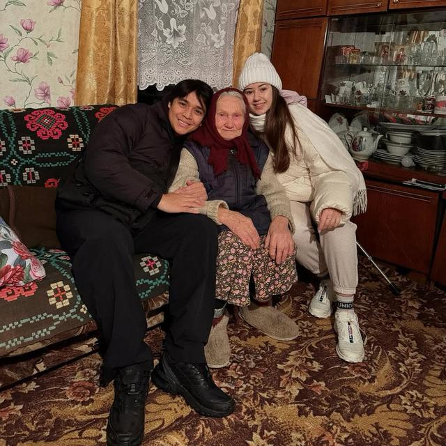 Dikabarkan Sudah Menikah, Ini 6 Potret Kebersamaan Billy Syahputra dan Vika Kolesnaya