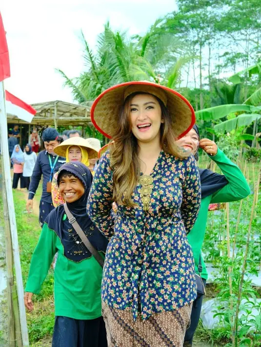 8 Potret Penyanyi Legendaris Nafa Urbach yang Kini Senang Blusukan ...