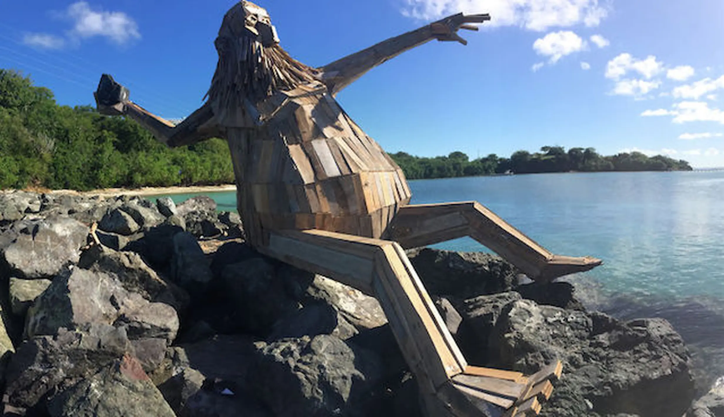 Manfaatkan Sisa Kayu Dan Bahan Bangunan, Seniman Ini Buat Patung ...