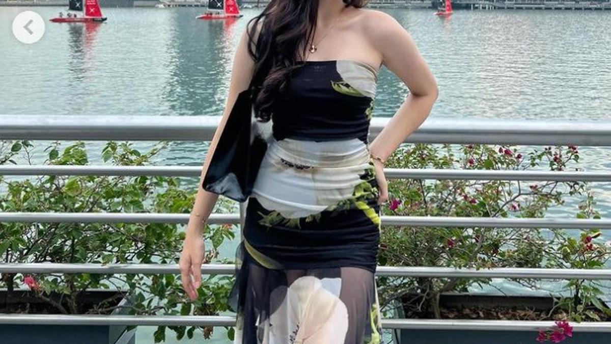 Potret Laura Moane yang Sedang Berlibur ke Singapore - Entertainment ...