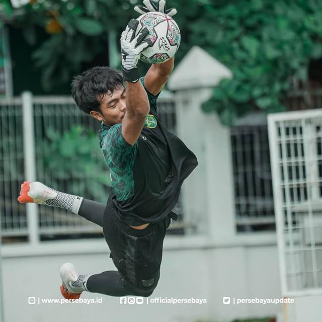 5 Potret Andhika Ramadhani saat Latihan Bareng Persebaya di BRI Liga 1, Kiper Bajul Ijo ...