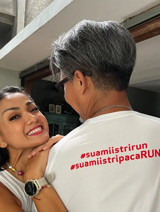 6 Potret Nirina Zubir dan Ernest Cokelat Lari Bareng, Manis dan Romantis Vibes-nya Postif Banget ...