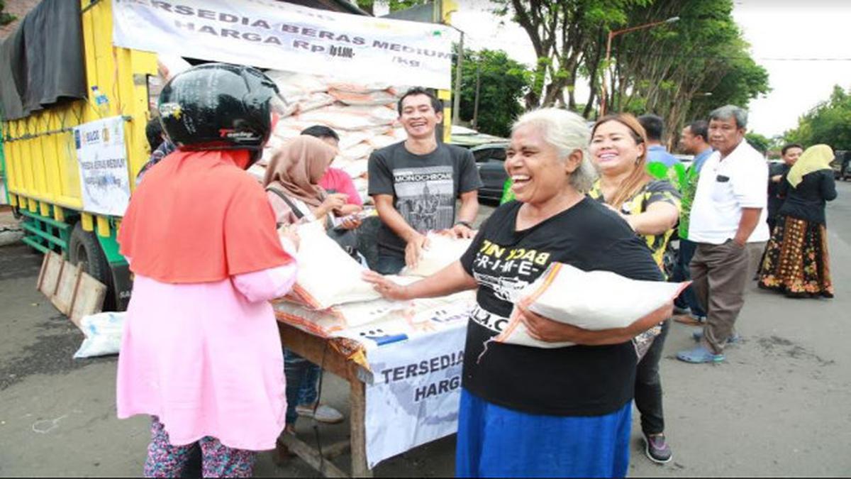 Stabilkan Harga Beras, Bulog Gelar Operasi Pasar di Banyuwangi - Bisnis Liputan6.com