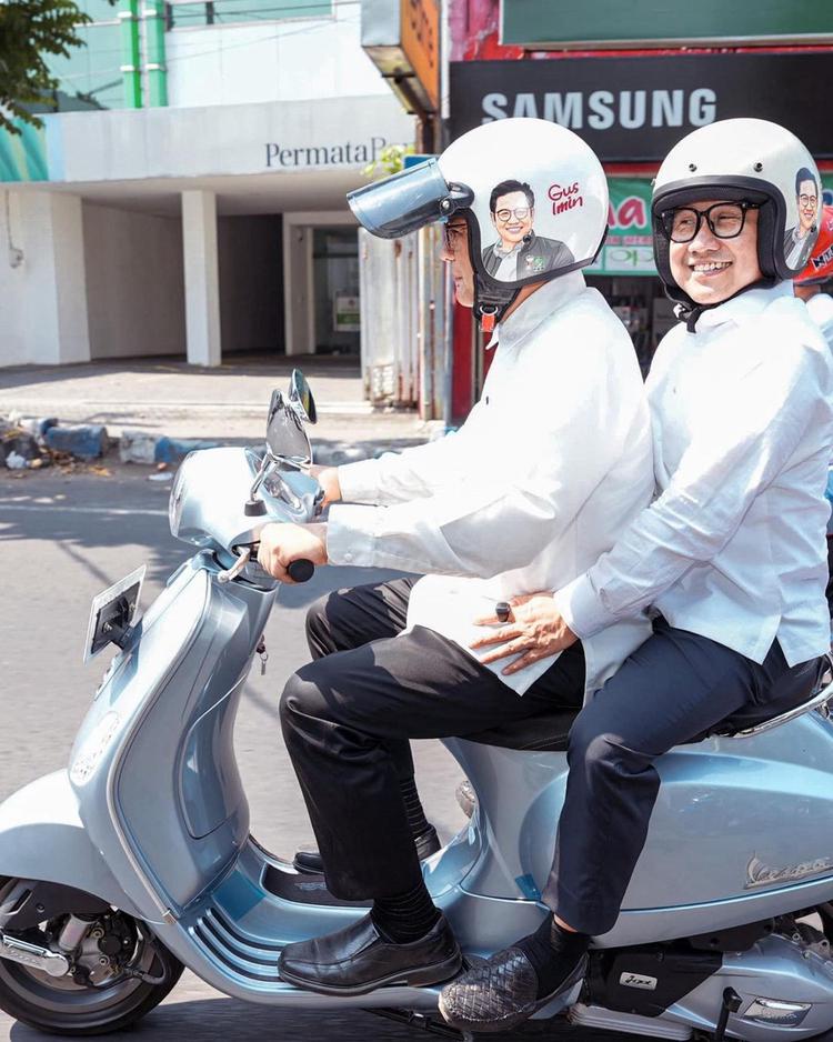 Anies Baswedan dan Cak Imin Naik Vespa Bareng di Jombang, Sowan ke ...
