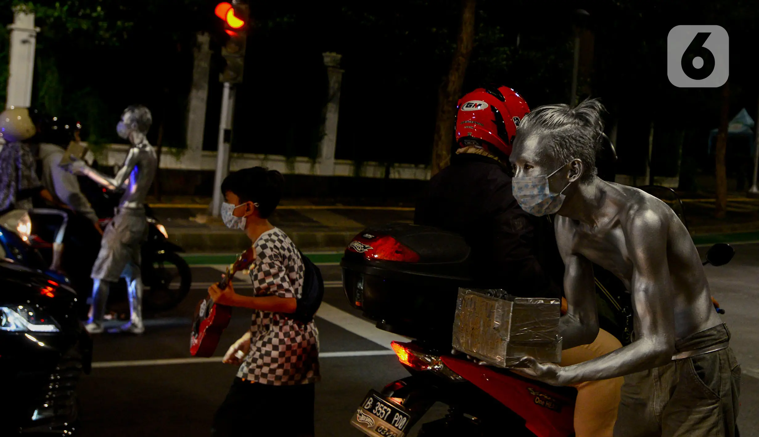 FOTO: Aksi Manusia Silver di Jalanan Saat Pandemi Covid-19 - Foto ...