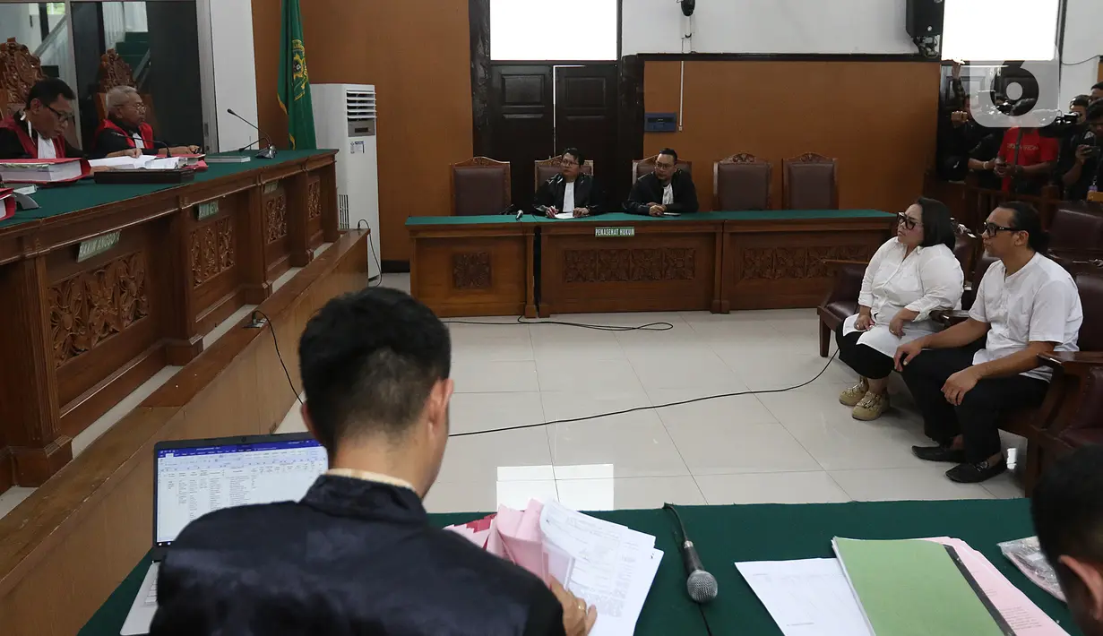 FOTO: Tangis Nunung Saat Divonis 1 Tahun 6 Bulan Penjara - Foto ...