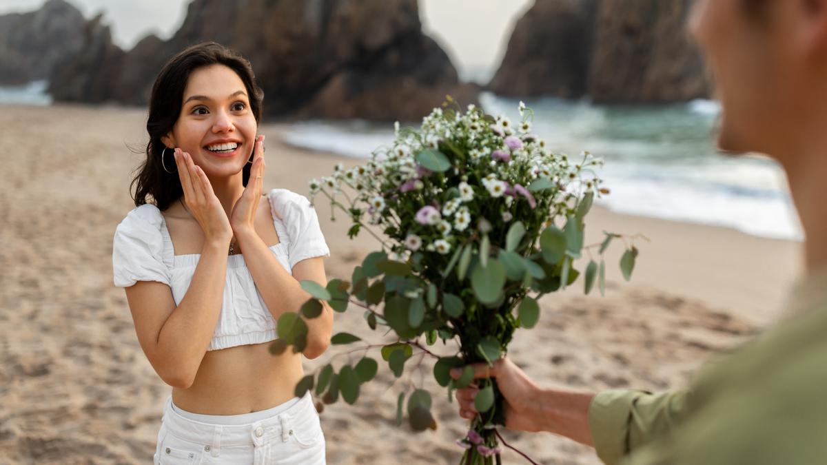 7 Tanda Pria Sangat Mencintaimu dari Sikap Penuh Perhatian