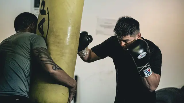 7 Potret Persiapan Chef Arnold Adu Tinju Lawan Codeblu, Tuai Banyak ...