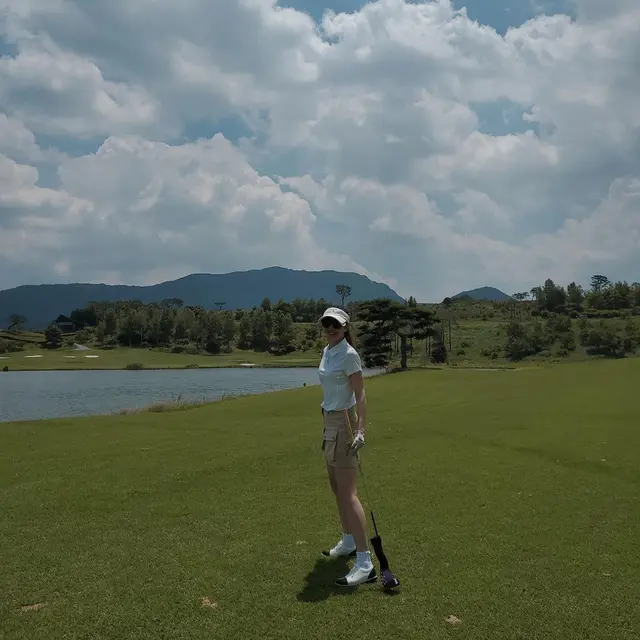 6 Gaya Uhm Ji Won Si Pemeran Antagonis Little Women di Lapangan Golf ...