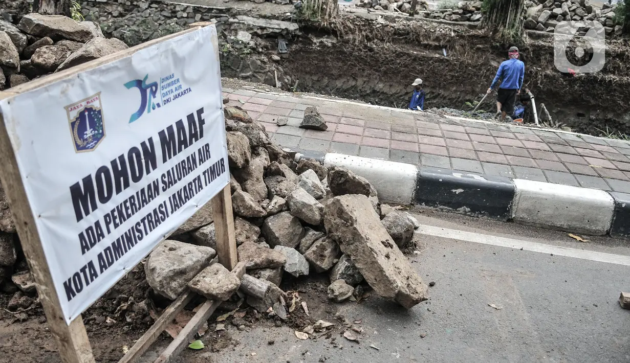 FOTO: Memantau Perbaikan Turap Kali Utan Kayu - Foto Liputan6.com