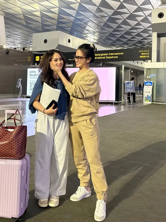 7 Potret Kebersamaan Ririn Ekawati dan Putri Sulung yang Beranjak Dewasa, Kompak - Hot Liputan6.com