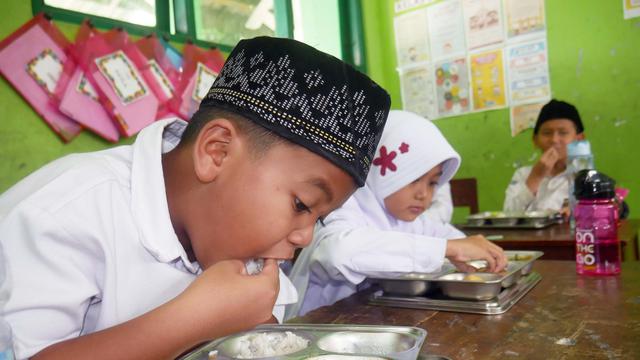 Akar Masalah Keracunan Makan Bergizi Gratis di Jateng