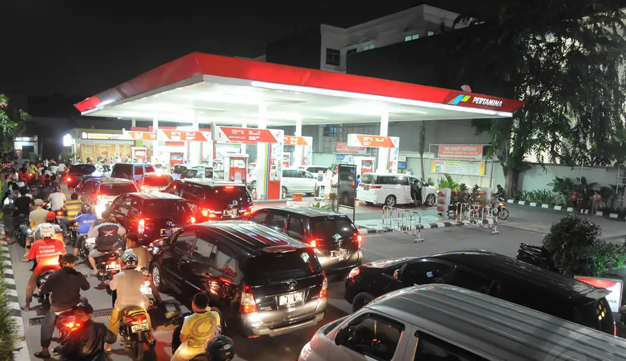 Jelang BBM Naik, SPBU Cikini Ramai Antrean - Foto Liputan6.com