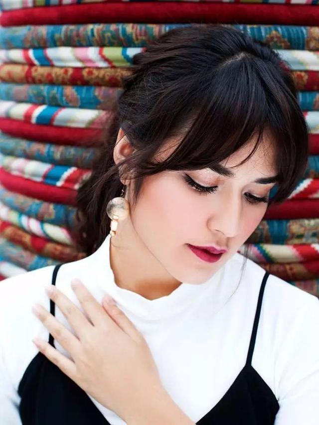 7 Potret Raisa dengan Poni Depan, Disebut Makin Awet Muda - Hot ...