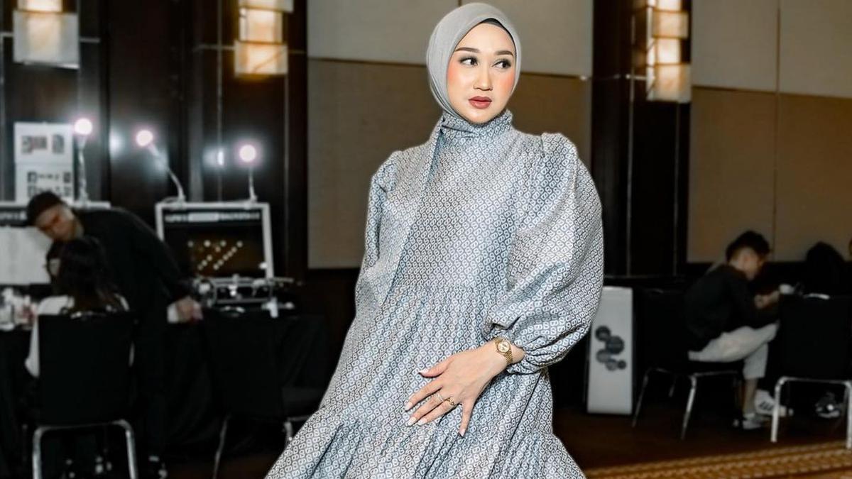 Inspirasi Gamis Model Gaun Untuk Tampil Mewah Saat Lebaran, dari Amelia ...