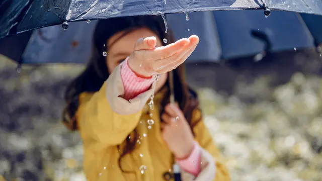 Main Hujan Bebas Khawatir! Tips Cegah Anak Sakit Setelah Bermain Air ...