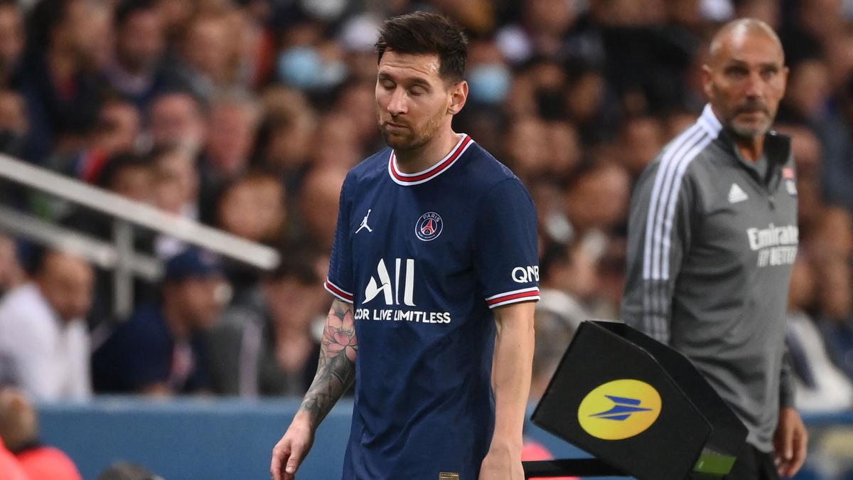 Kabar Buruk! PSG Umumkan Lionel Messi Alami Cedera Lutut - Bola ...