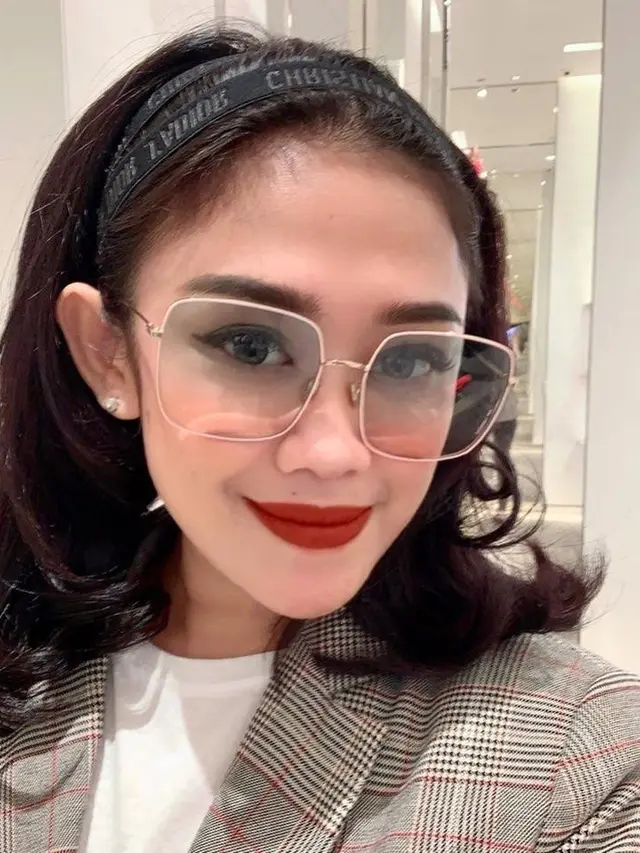 7 Transformasi Oline Mendeng dari Jadi Susi OB Hingga Bergaya Glamor
