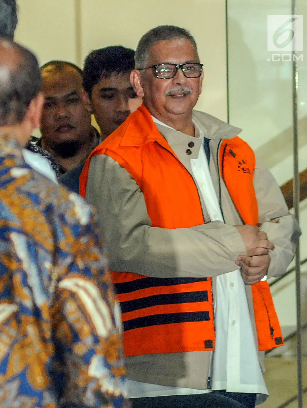 FOTO: Dikawal Petugas, Dirut PLN Nonaktif Sofyan Basir Resmi Ditahan KPK - Foto Liputan6.com