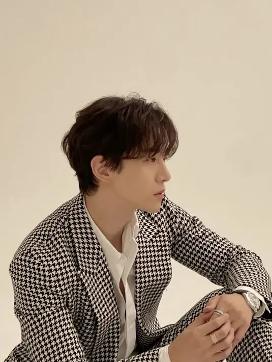 Tampak Samping Lee Junho 2PM, Pesonanya Penuh Karisma - Bikin Oleng ...