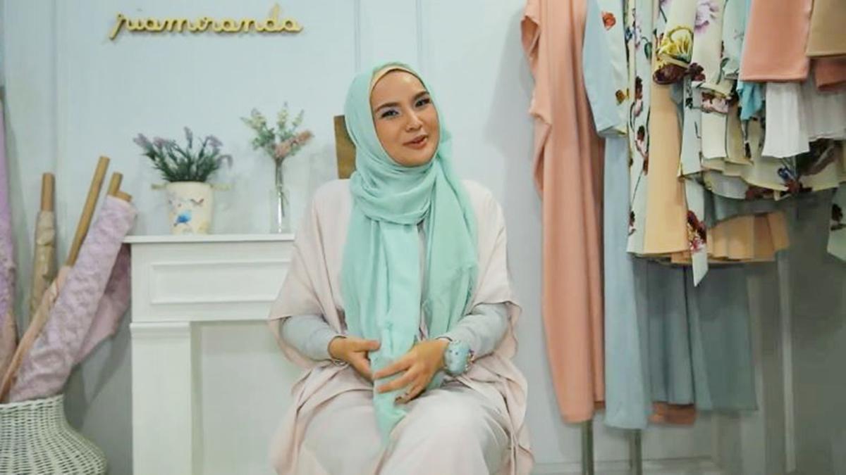 Nyaman Selama Puasa, Sontek Tutorial Hijab Pashmina ala Ria Miranda ...