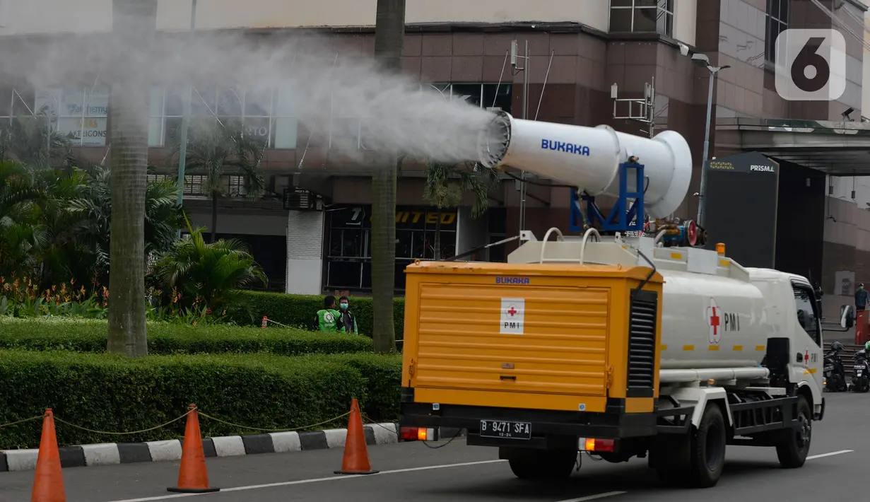 FOTO: Penyemprotan Disinfektan Menggunakan Mobil Gunner di Jalanan ...