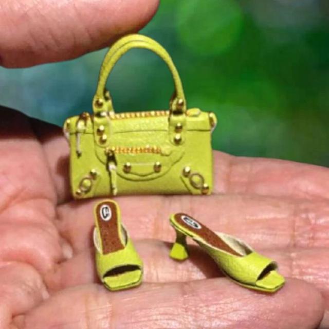 6 Potret Heels dan Tas Wanita Ukuran Mini Unik, Menarik Dikoleksi ...