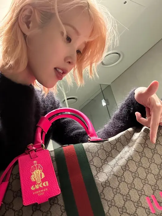 Penampilan Baru IU Jadi Sorotan dengan Pink Blonde Hair - Foto Liputan6.com