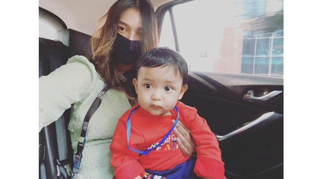 6 Potret Terbaru Briptu Eka Frestya saat Urus Anak, Ibu Idaman - Hot ...