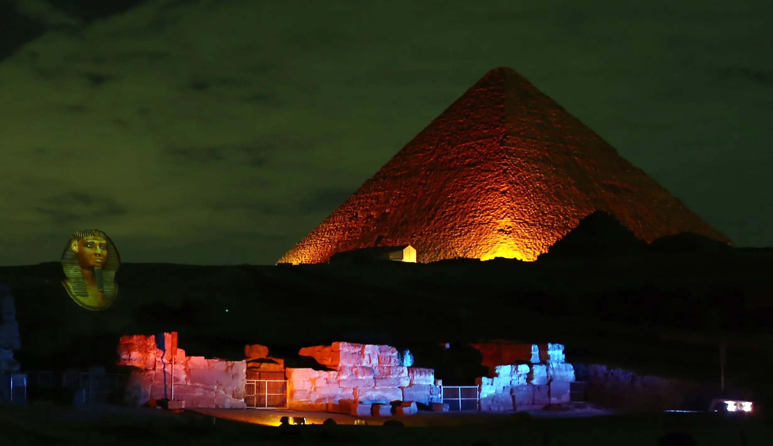 FOTO: Semarak Imlek, Patung Sphinx dan Piramida Mesir Berhias Cahaya ...