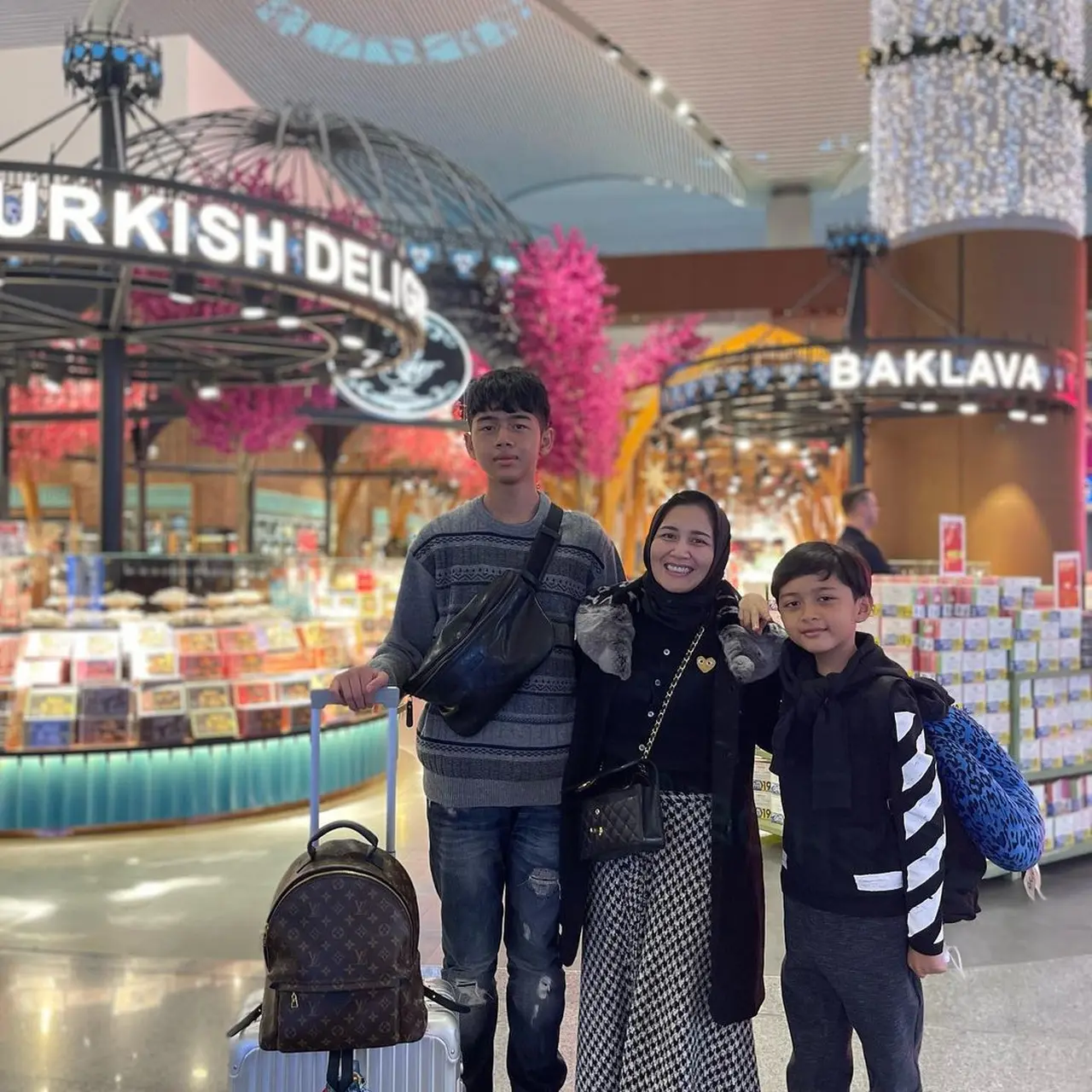 6 Potret Dine Mutiara dan Buah Hati, Kini Jadi Anak Sambung Sahrul ...