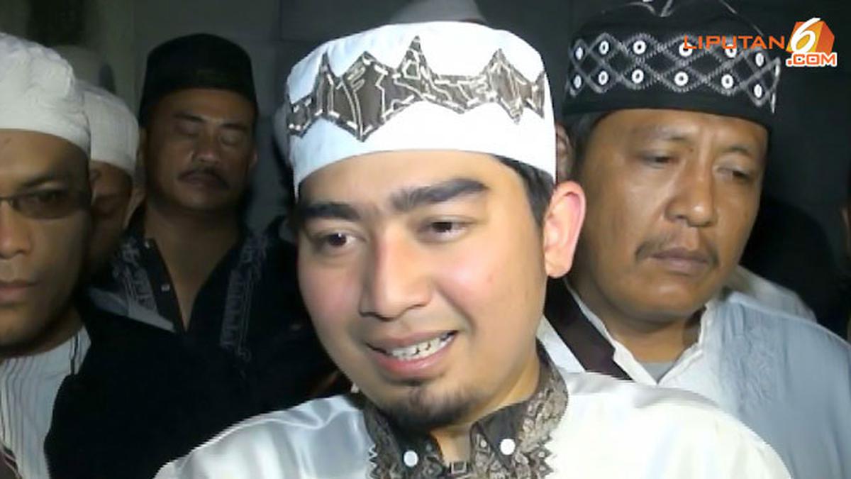 Ustad Solmed Pamer Cincin Pemberian Uje