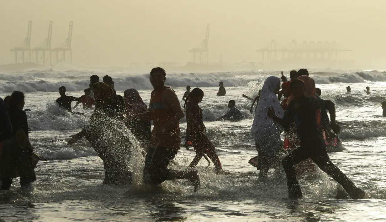 FOTO: Musim Panas, Warga Pakistan Ramai-Ramai ke Laut - Foto Liputan6.com