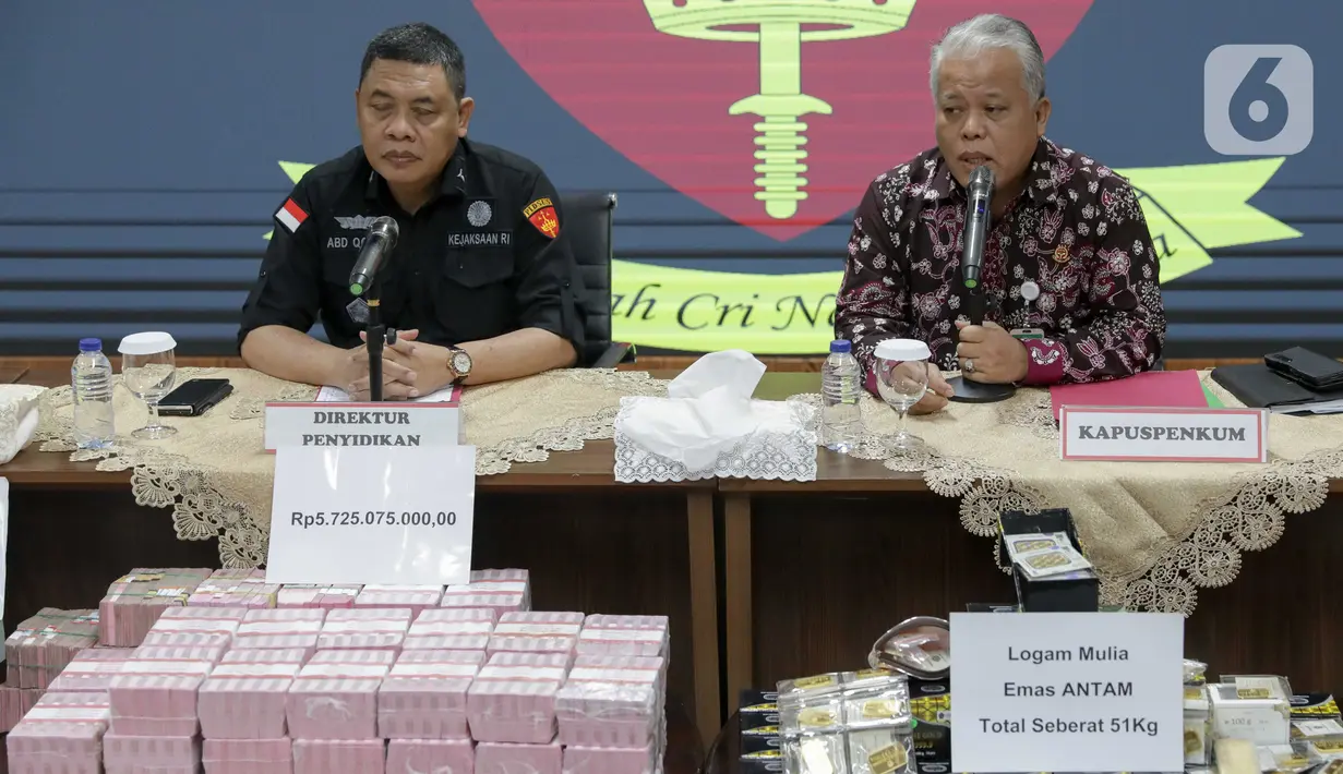 Tumpukan Uang Dolar Barang Bukti Penangkapan Mantan Pejabat Mahkamah ...