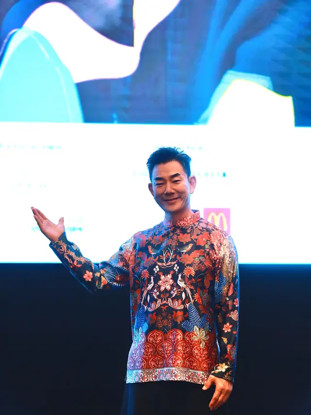 Potret Richie Ren Berkemeja Batik Karya Cynthia Tan Saat Jumpa Pers ...