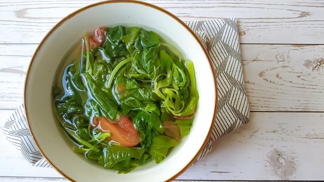 5 Resep Sayur Bening Bayam Menu Penurun Kolesterol - Food Fimela.com