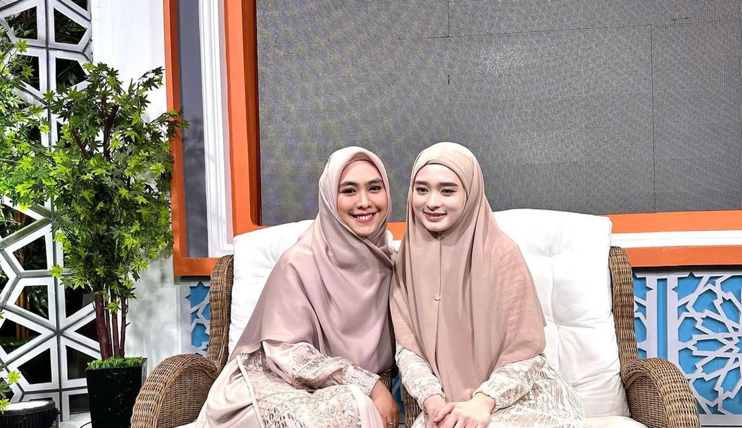 6 Potret Gaya Hijab Inara Rusli usai Lepas Cadar yang Disebut Jadul, Kini Jadi Tren - Photo ...