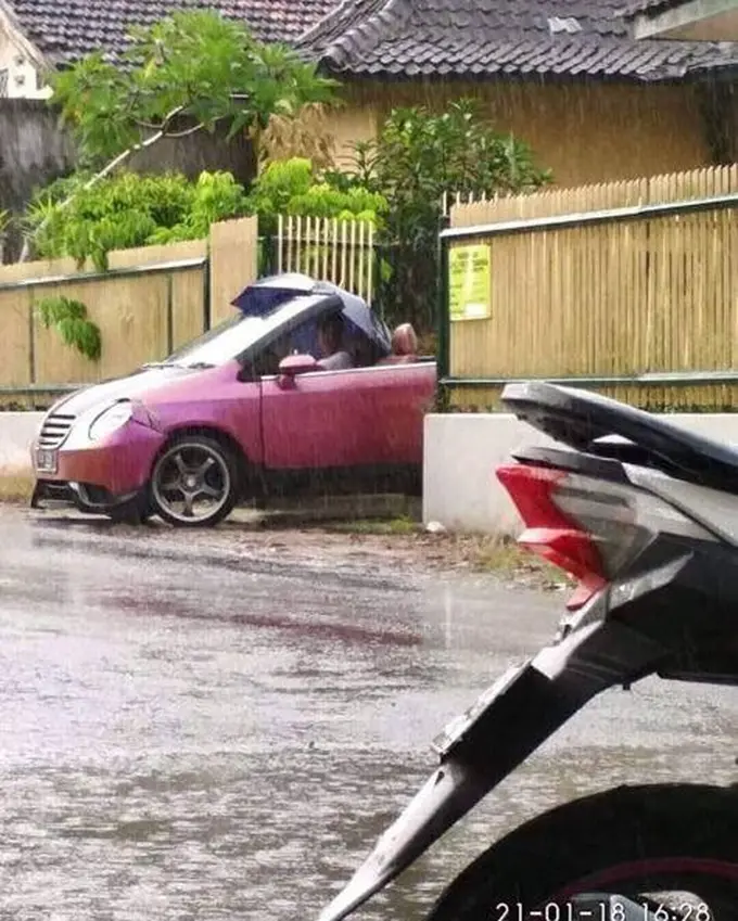 10 Potret Naik Mobil Atap Terbuka Tapi Gagal Keren, Jadinya Malah Kerepotan Sendiri - Galeri ...