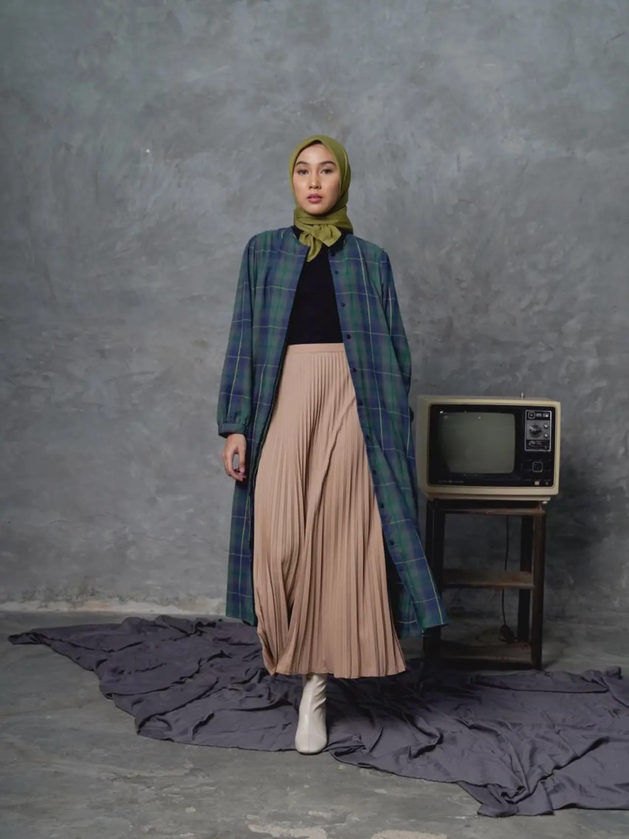 5 Inspirasi OOTD Pakaian Motif Kotak-Kotak dari Klasik Hingga Edgy