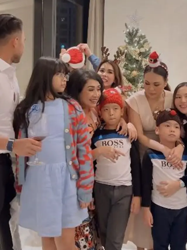 6 Potret Keseruan Jessica Mila Hias Pohon Natal Bareng Kakak Ipar dan Mertua - Hot Liputan6.com