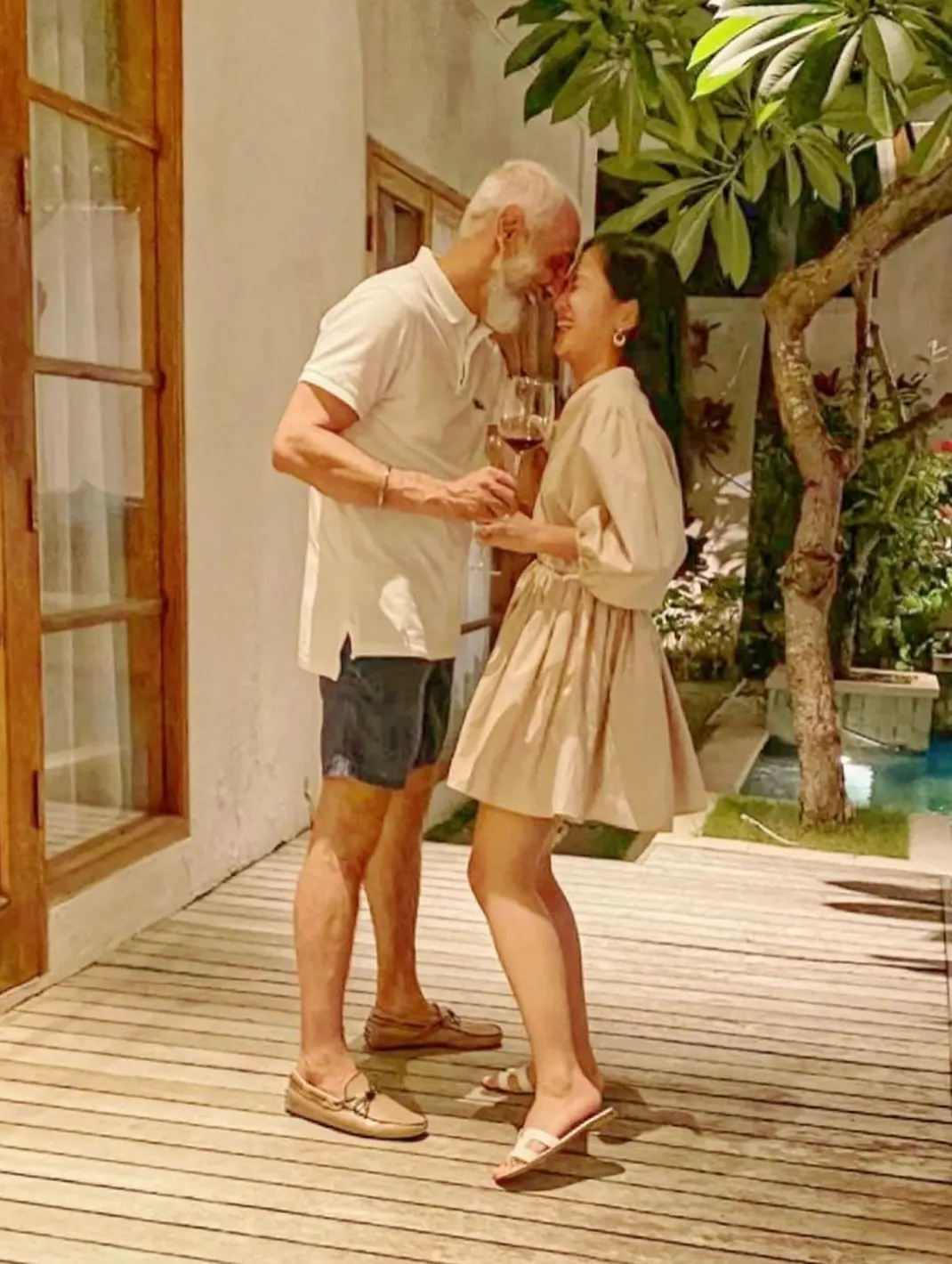 Beda 16 Tahun, Potret Kemesraan Bunga Zainal dan Sukhdev Singh