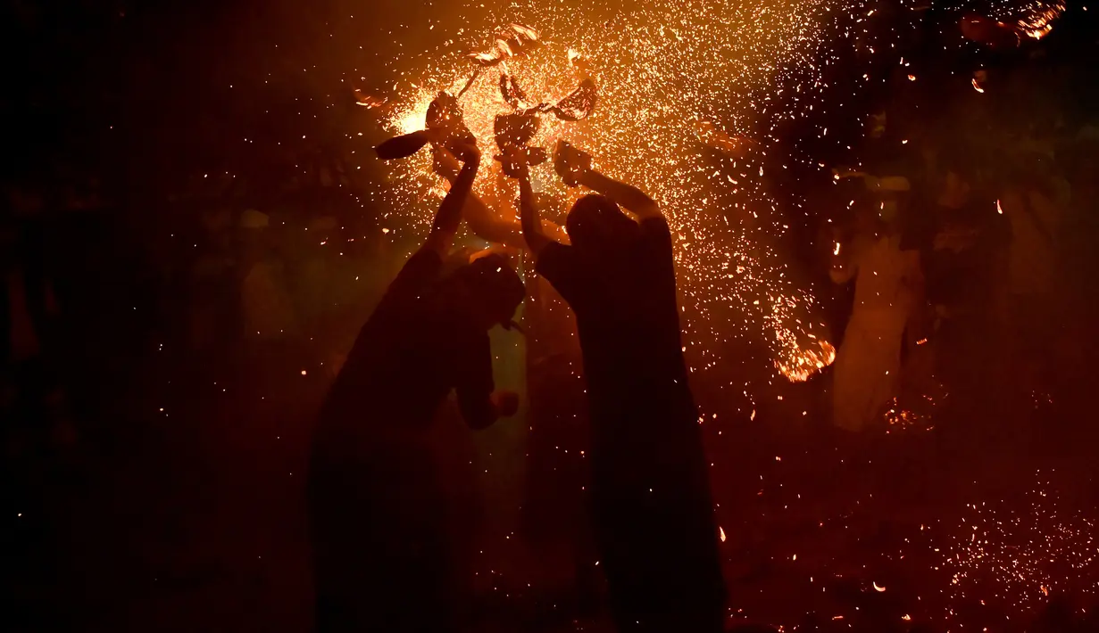 FOTO: Menyaksikan Ritual Perang Api Para Pemuda di Bali - Foto Liputan6.com