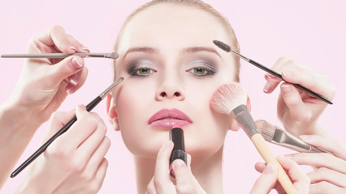 Dari yang Biasa Aja, 7 Cewek Ini Jadi Better karena Makeup