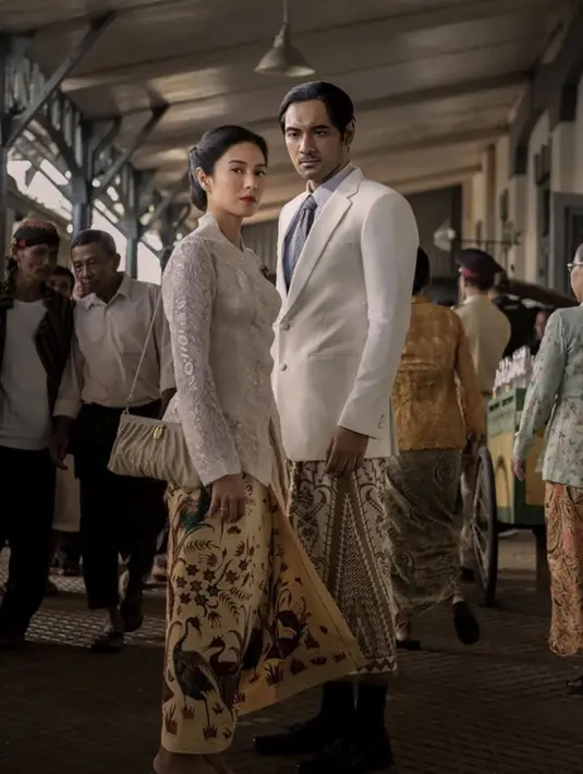 6 Potret Ragam Kebaya Memukau yang Dikenakan Dian Sastro di Serial Gadis Kretek untuk Foto ...