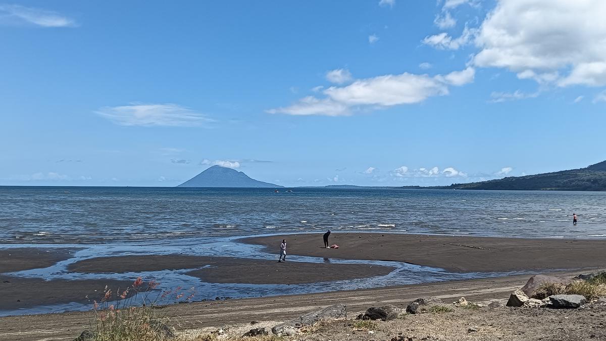 Wilayah Pesisir Pantai Manado Lengang Usai BMKG Akhiri Peringatan Dini ...